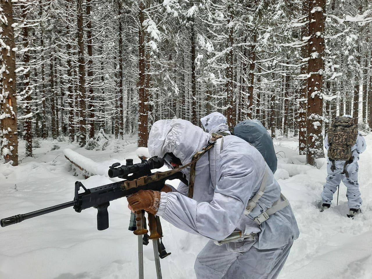 Військові спецпризначенці вчаться знищувати противника у складних ...
